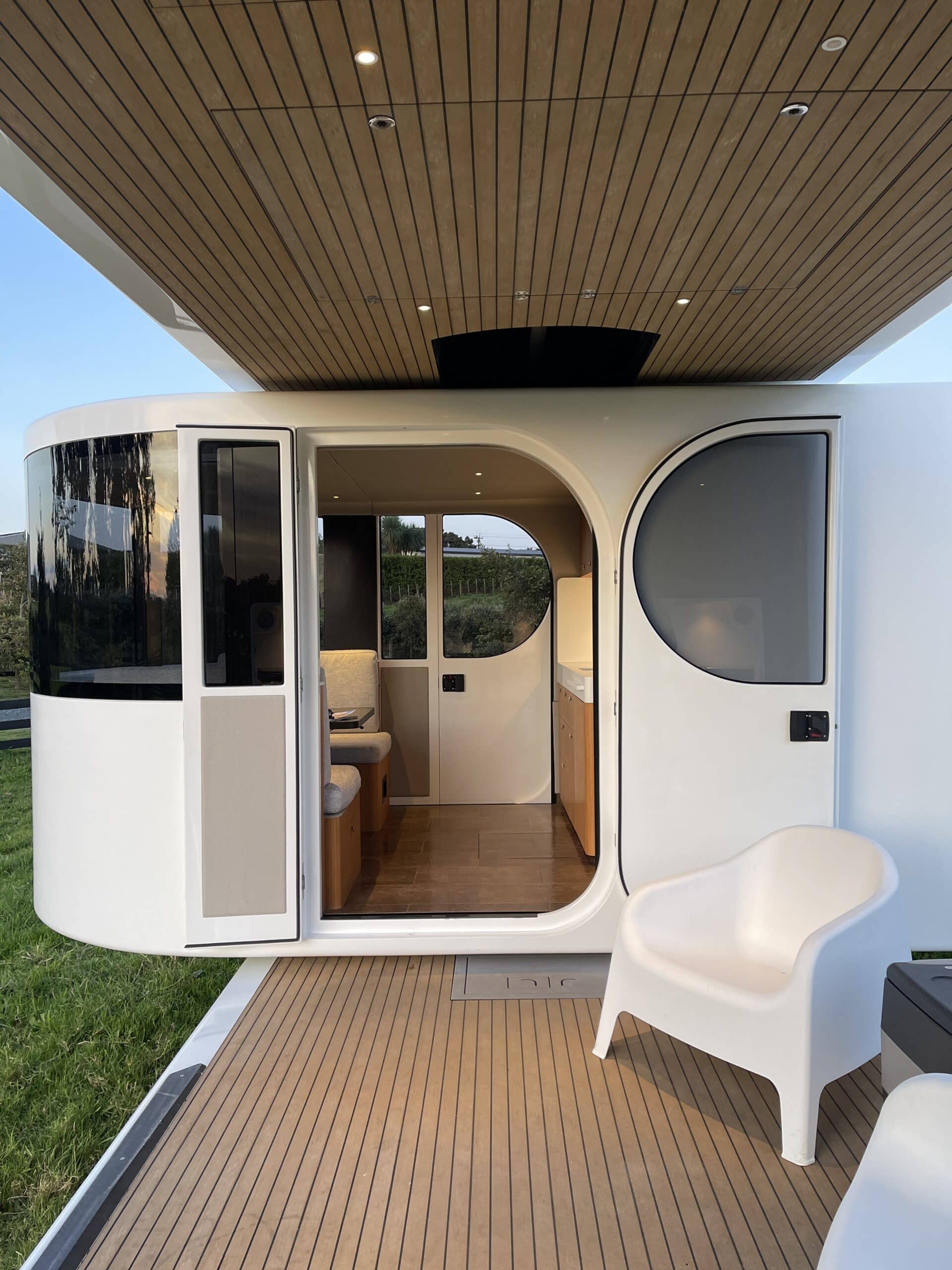 Luxus-Wohnwagen aus Neuseeland: Der innovative Romotow T8 mit drehbarem ...