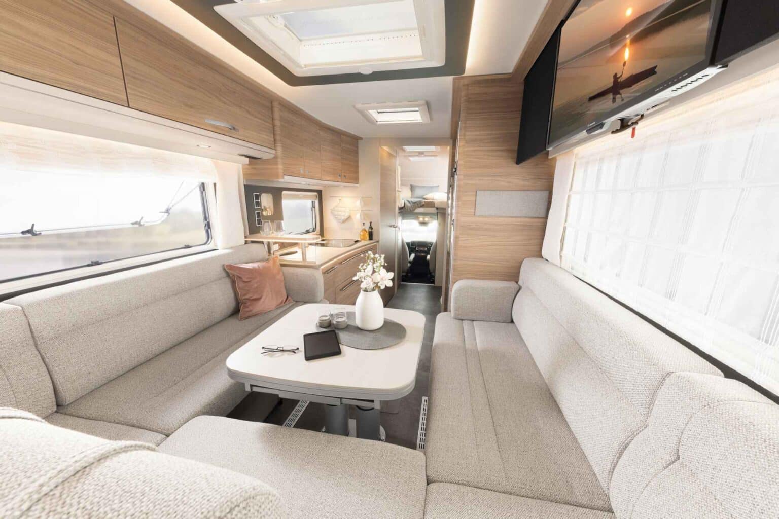 Wohnmobil Mit Rundsitzgruppe Hinten