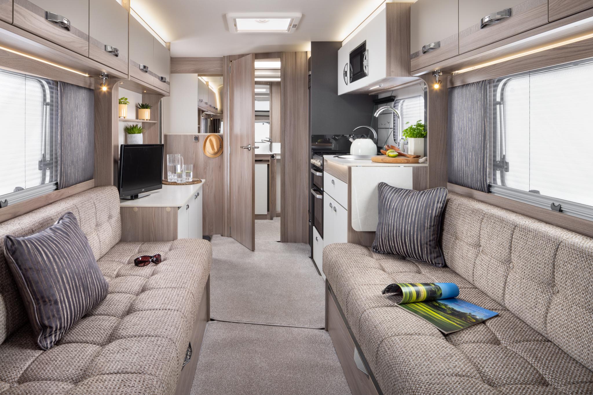 Wohnwagen Mit Heckbad Und Queensbett