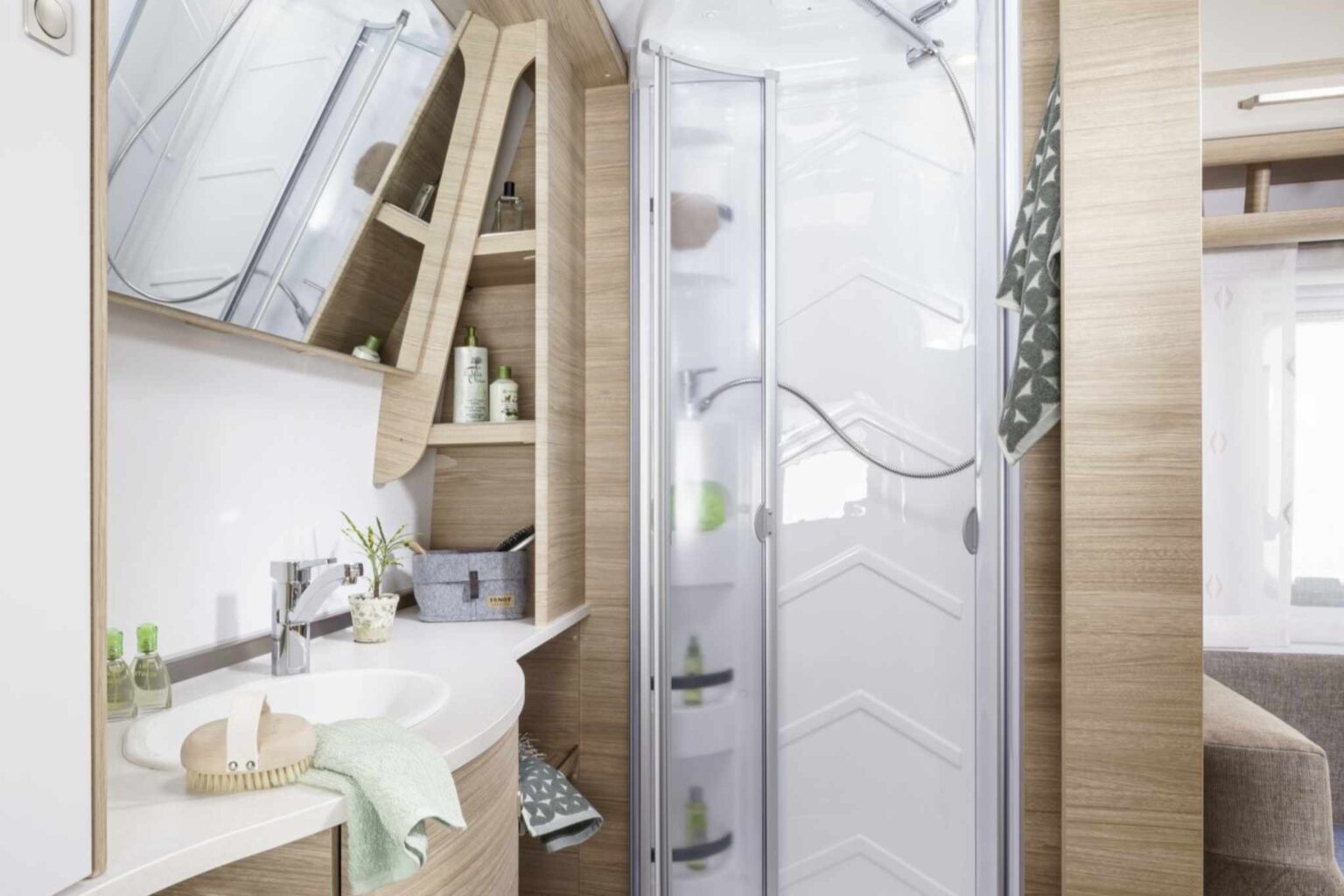 8 Wohnwagen mit Heckbad: Wellnessfeeling auf Reisen