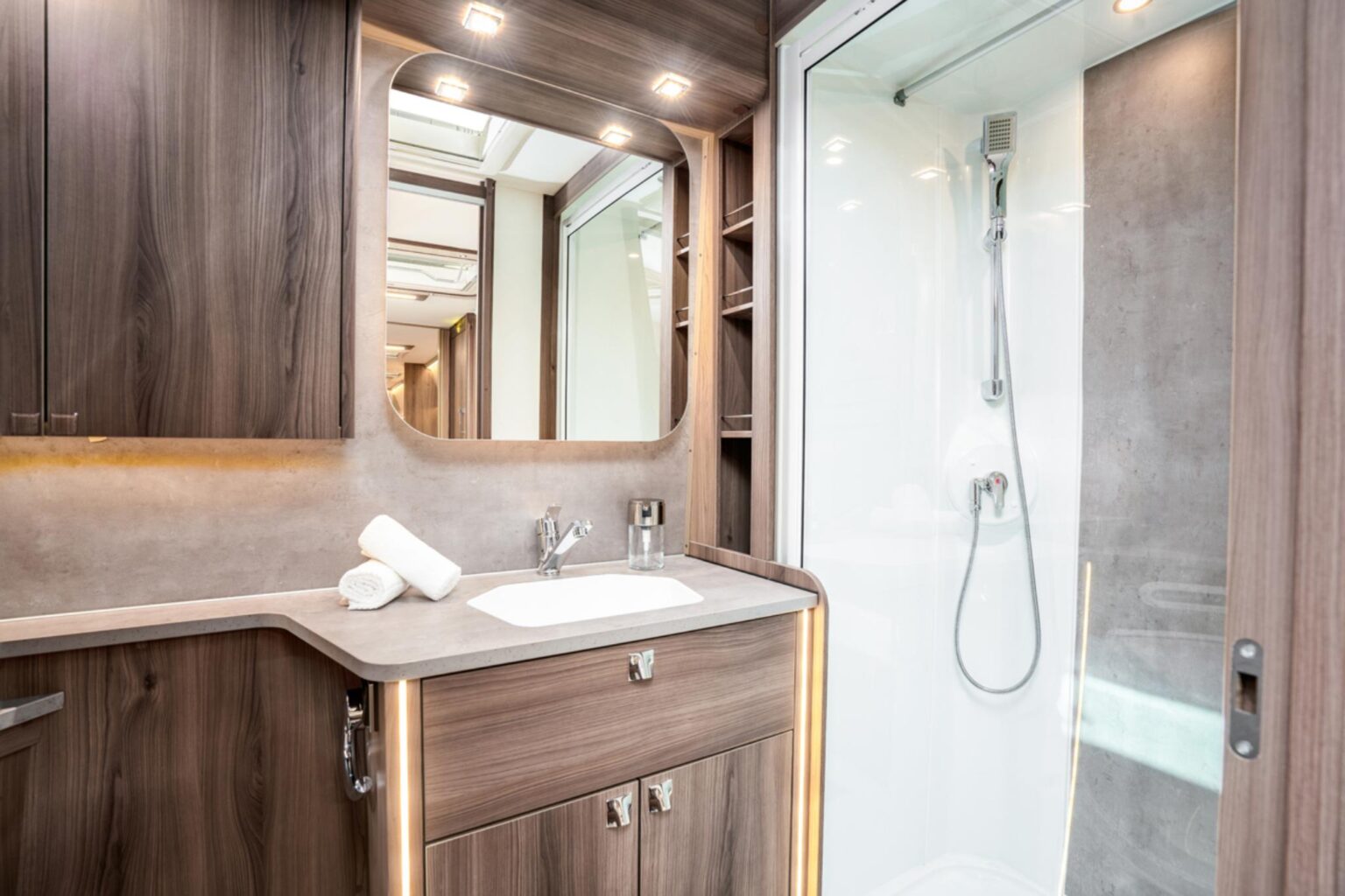 8 Wohnwagen mit Heckbad: Wellnessfeeling auf Reisen