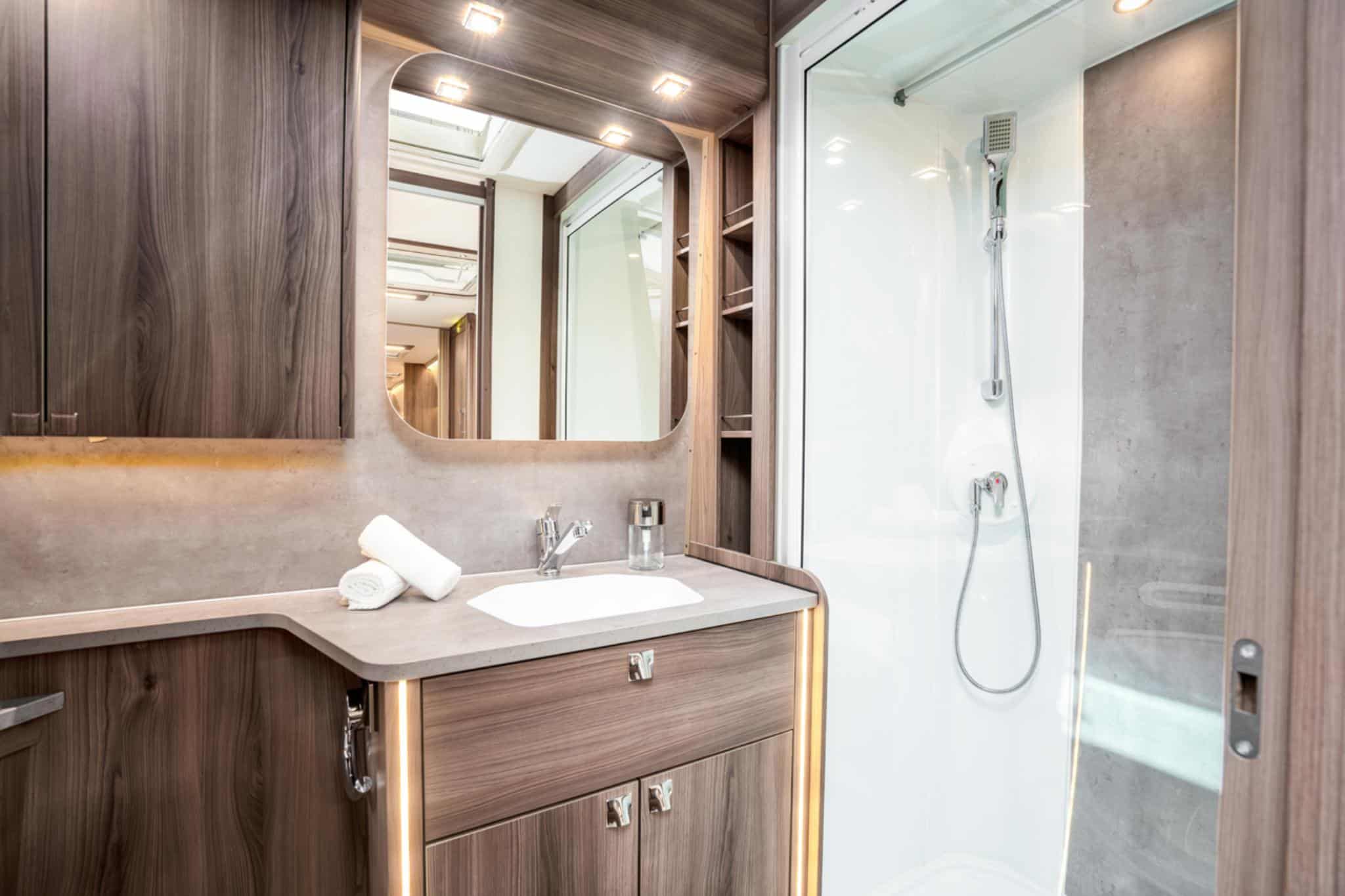 8 Wohnwagen mit Heckbad: Wellnessfeeling auf Reisen