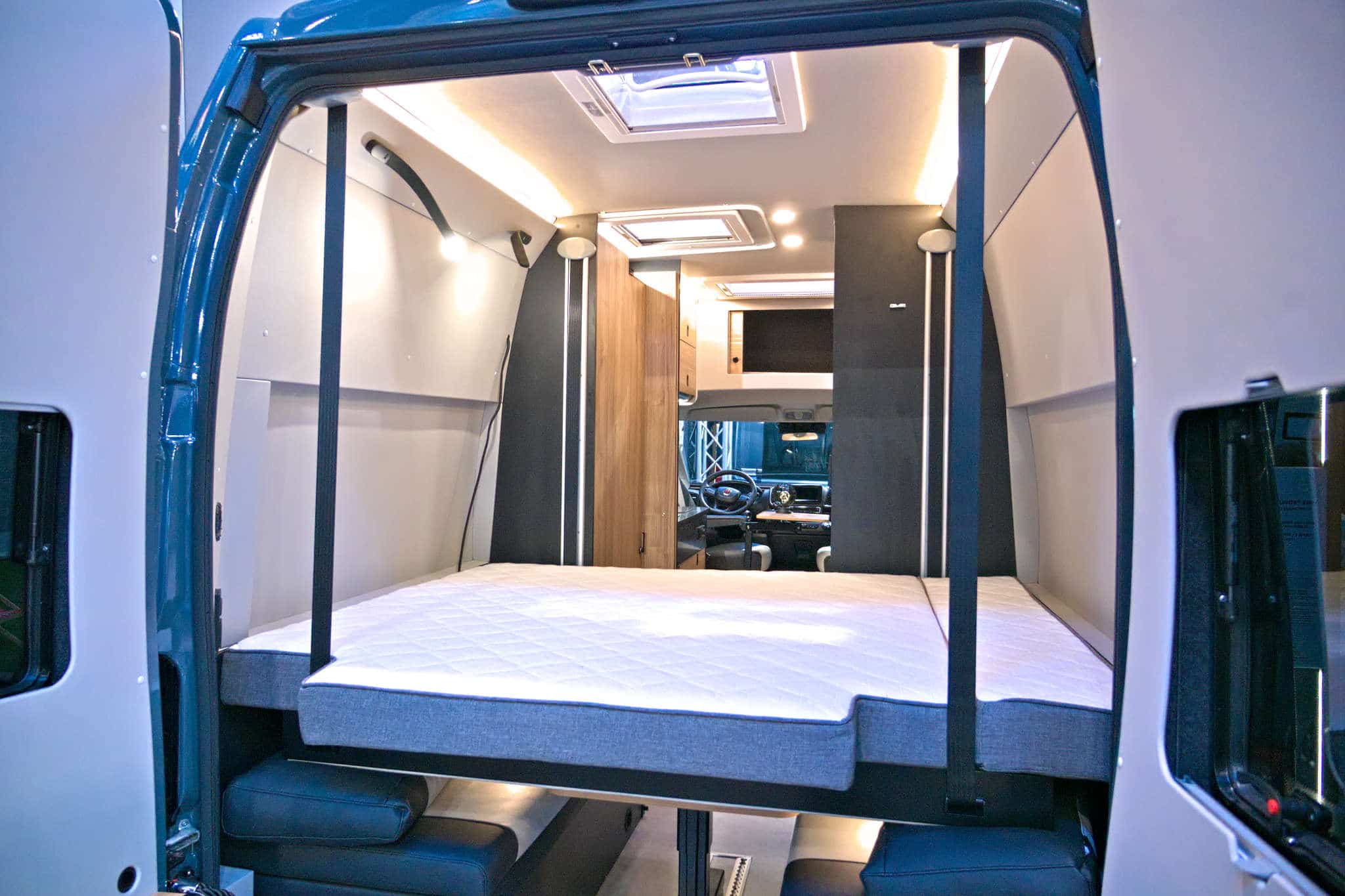 Kastenwagen Mit Hubbett Uber Sitzgruppe