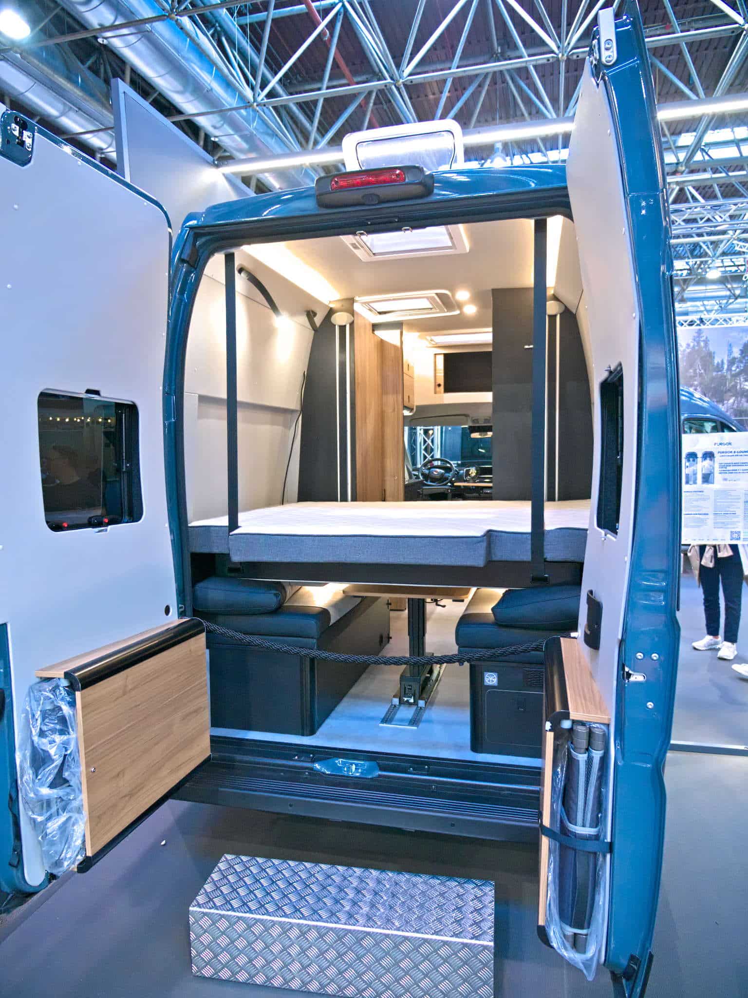 Kastenwagen Mit Hubbett Uber Sitzgruppe