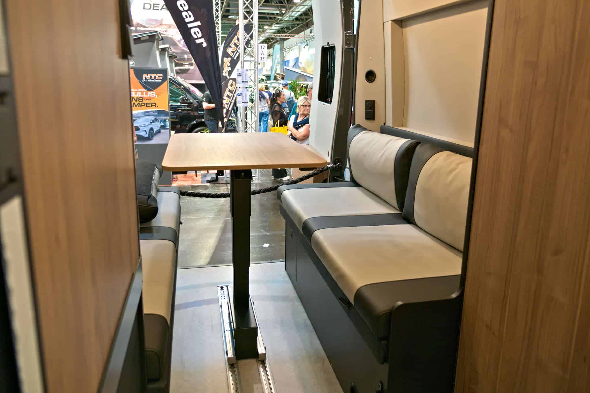 Kastenwagen Mit Hubbett Uber Sitzgruppe