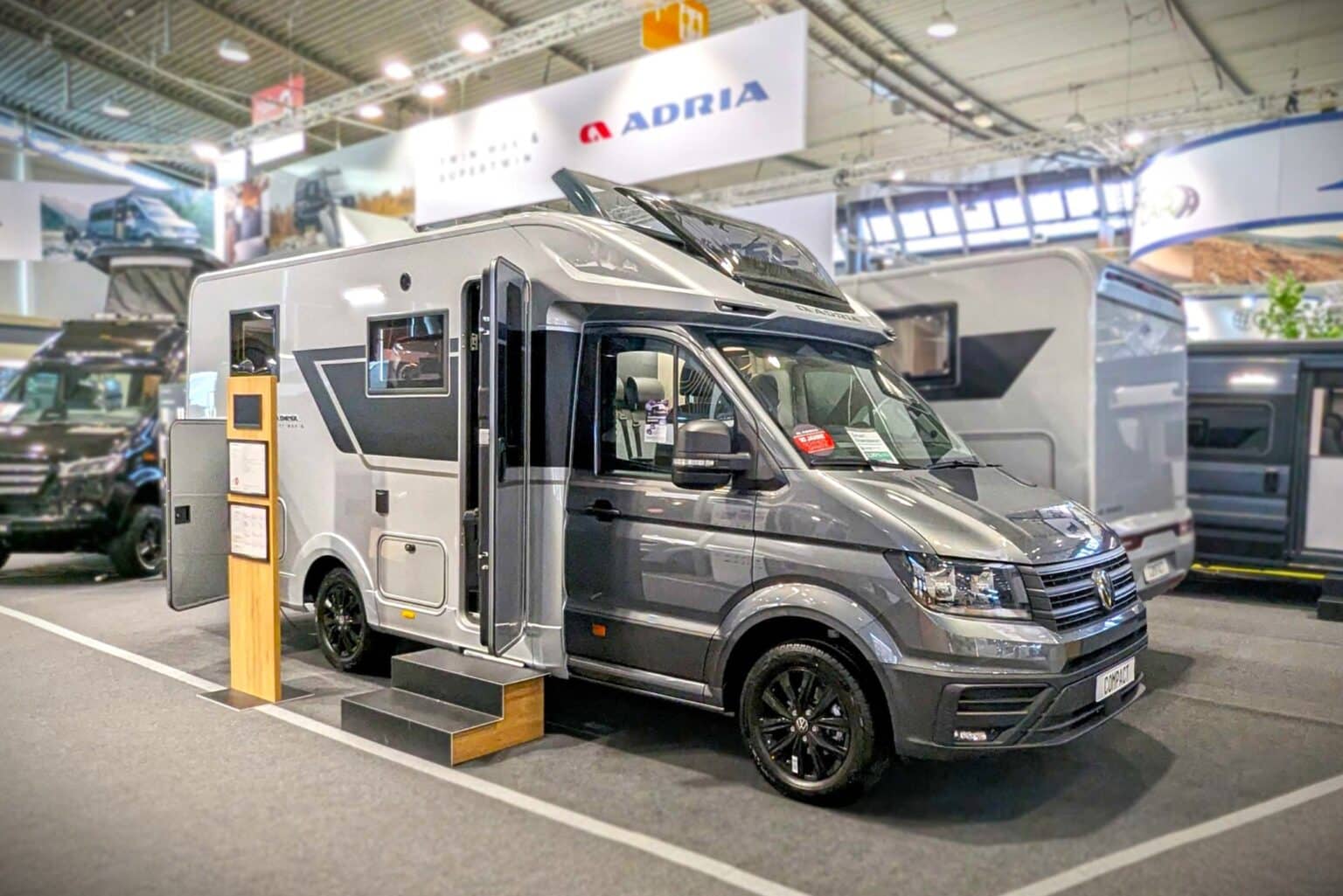 Adria Compact Max SL (2025) – Durchdachter Einzelbett-Grundriss auf VW ...