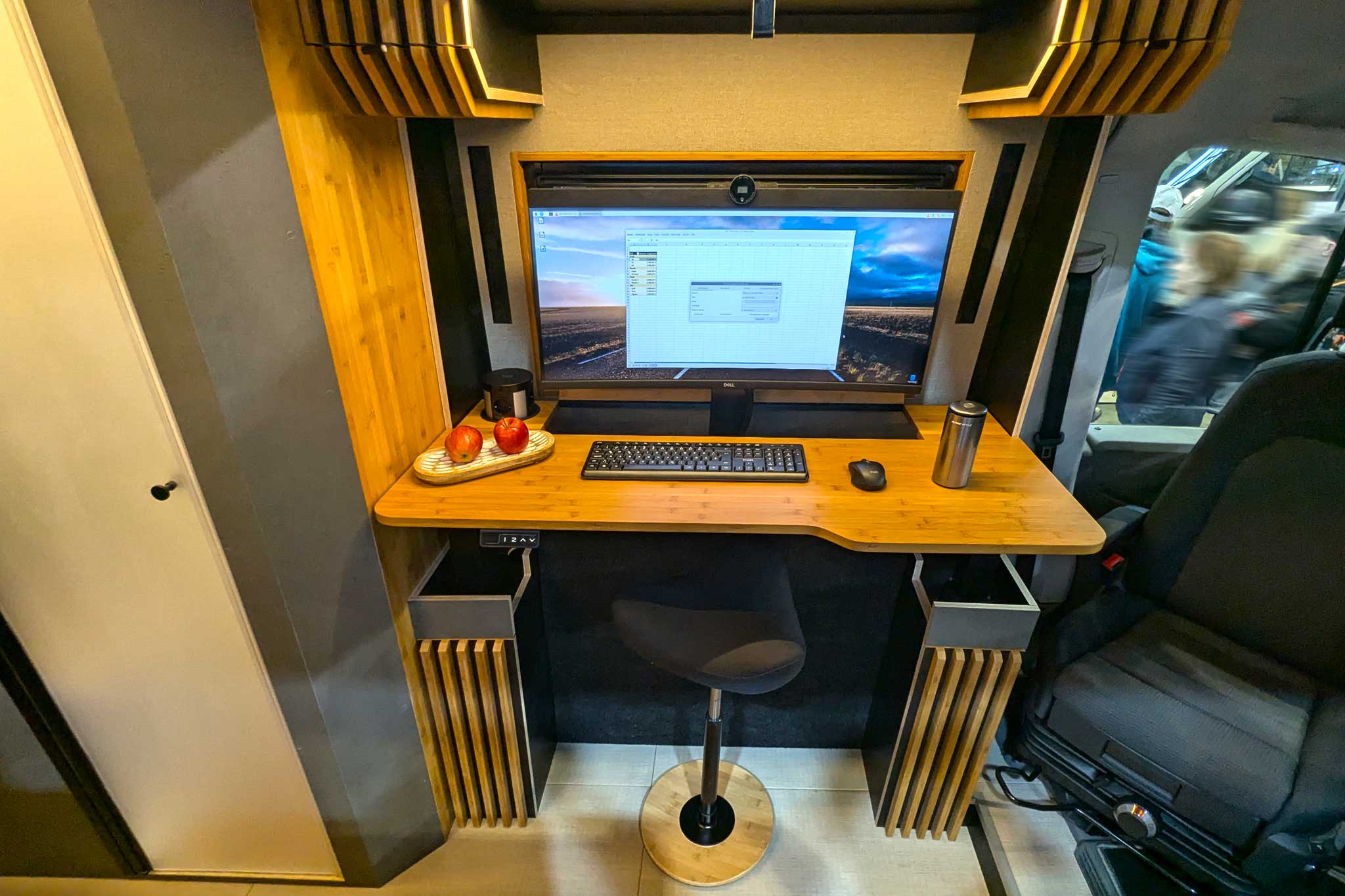 Alpine Cross Cabin Adventure Office (2025): komfortabler Camper mit ...