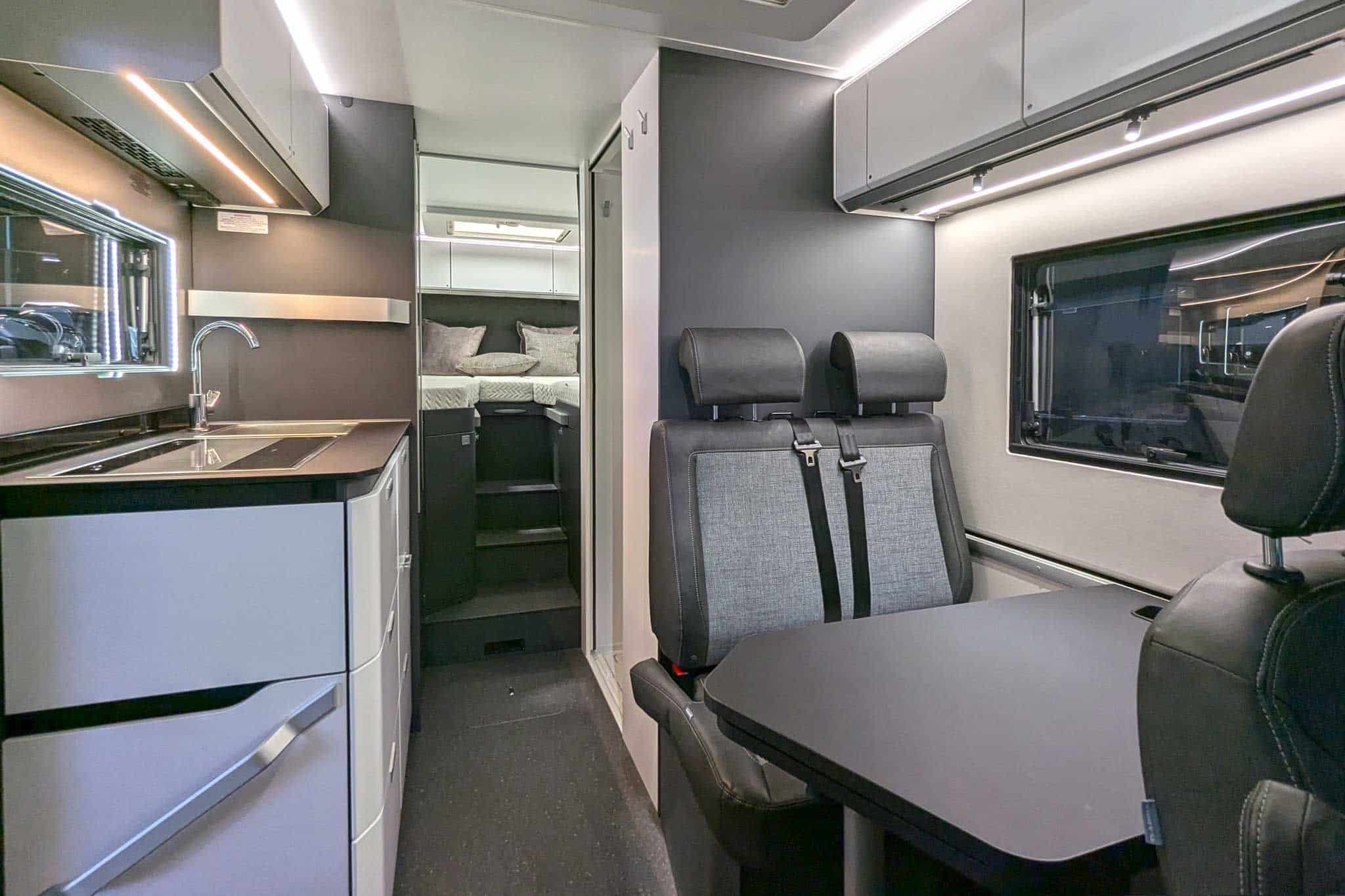 Adria Compact Max SL (2025) – Durchdachter Einzelbett-Grundriss auf VW ...