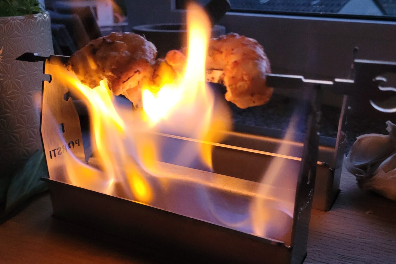 PORSTI Flameboard: Neuer kohle- und gasfreier Tischgrill fürs Camping